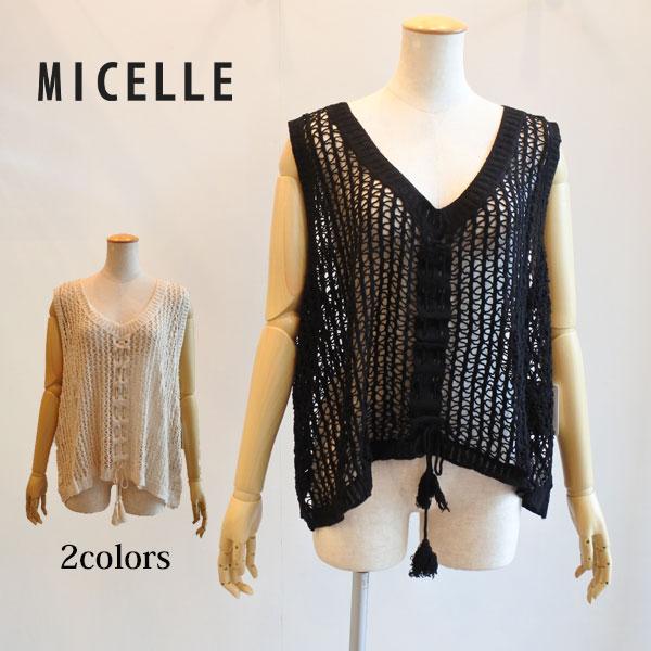 中央のフリンジがポイントのサマーニットベストです。中央の紐で着丈の調節が出来ます。今年らしくショート丈にして着て頂くのも素敵です。ワンピースにプラスするのもオススメです。