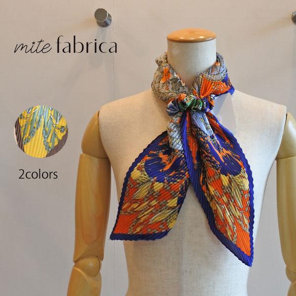 鮮やかなプリントのプリーツスカーフです。付属のシュシュに通せば簡単に着脱できます。シンプルなコーディネートのアクセントにオススメのアイテムです。