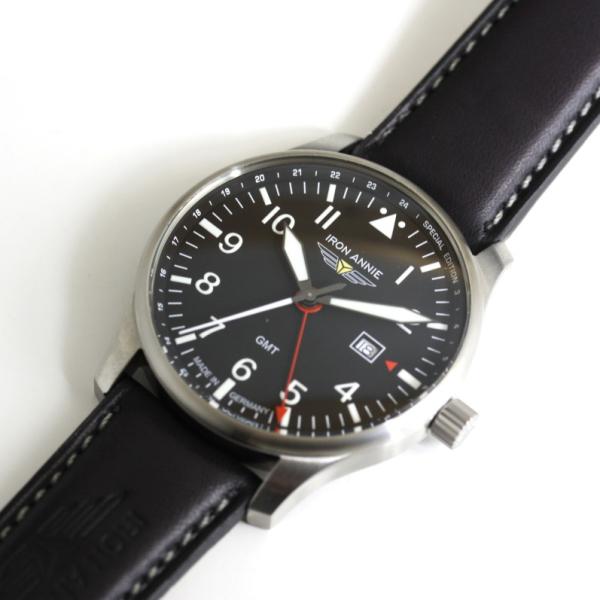 生産国：ドイツスイス製クォーツ・ムーヴメント搭載ステンレスケース革バンドミネラルガラス24時間表示のGMT搭載デイト５気圧防水メーカー保証付きケース直径　約４２ミリケース厚さ　約１０ミリバンド幅２２ミリ※入荷時期などにより急な仕様変更がある...