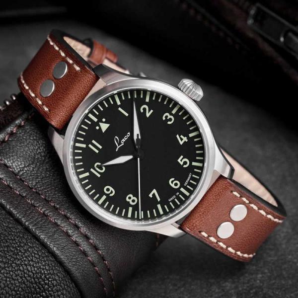 このモデルは、特に爆撃機、偵察機などの作戦行動で最も重要な「分」と「秒」の視認性を重視した文字盤です。そのため「分」の表示が大きく外側に書かれています。生産国：ドイツMIYOTA社自動巻きムーヴメント搭載21石ハック機能 秒針停止機能あり機...