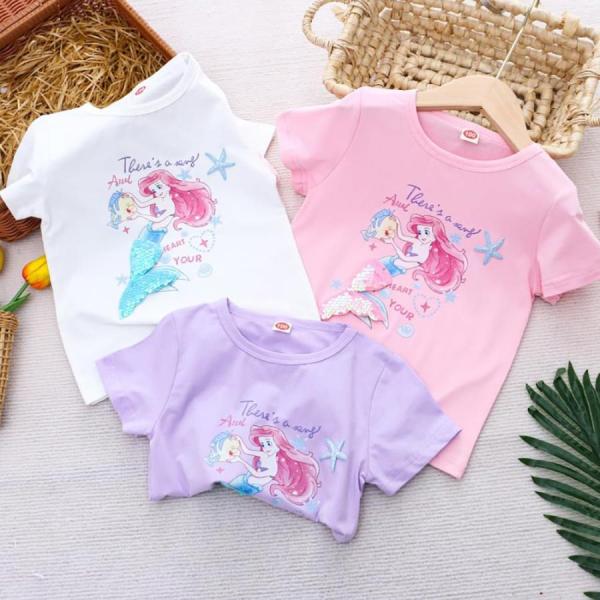 女の子に大人気のキャラクター柄をプリントされた子供服です。衣装にはスパンコールで構成された立体的なフィッシュテール装飾が施されています。とてもユニークでかわいいです！プレゼントとしてあげると子供が大喜び間違いなし！高品質な綿混素材を採用して...