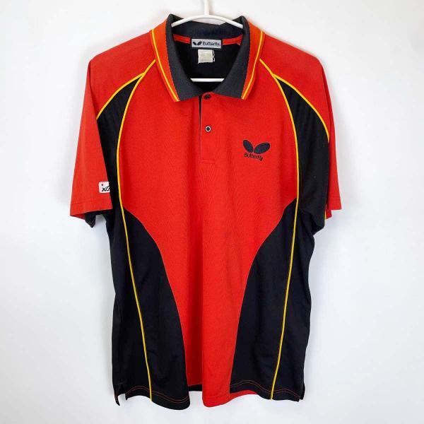 [ブランド] バタフライ[タイプ] ゲームシャツ 半袖 JTTA 卓球[表記サイズ] XO[カラー] レッド x ブラック[身幅] 約55cm[着丈] 約73cm[状態] ある程度使用感があり、2、3か所に細かな傷み(スナッグ)がみられます。