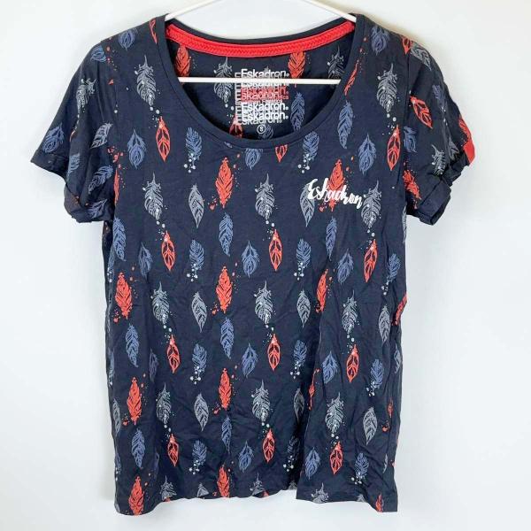 [ブランド] ESKADRON エスカドロン[タイプ] 半袖Tシャツ LULU[表記サイズ] S[対象] レディース[カラー] ブルー[身幅] 約46cm[着丈] 約58cm[状態] 未使用品