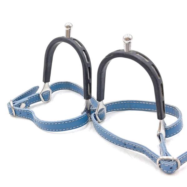 [ブランド] HERM SPRENGER ハームスプレンガー HS[タイプ] 拍車 先丸 レザーベルト ゴム付き[サイズ] 内側幅約8.3cm×内側高さ約9.4cm×ピン長さ約1.9cm[状態] 汚れや傷みがあり、ゴムには裂けが一部みられます。