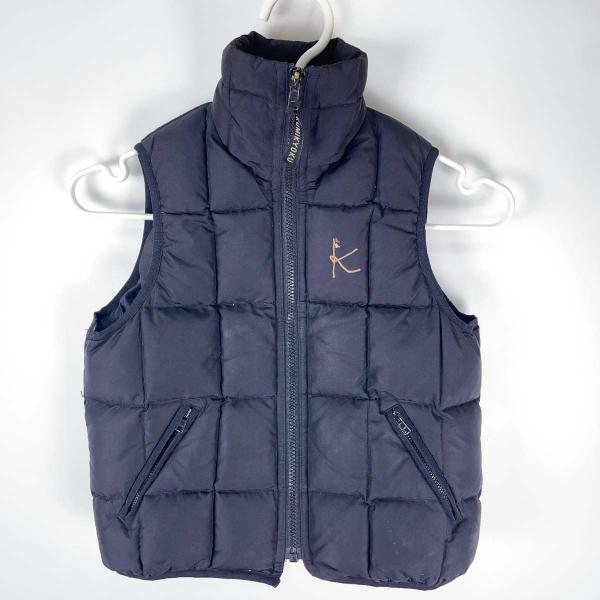 [ブランド] 組曲 クミキョク オンワード樫山[タイプ] ダウンベスト 110-120[カラー] ブラック[身幅] 約40cm[着丈] 約43cm[状態] 多少の汚れやほつれがみられます。