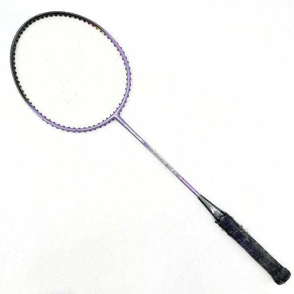 [ブランド] カワサキ[タイプ] REVOLUTION TK-1400 バドミントン ラケット[状態] ひび割れなどのダメージはありませんが、ある程度のキズや汚れ・多数の塗装の剥がれがみられます。また、一部ガットが貼られていない箇所があります。