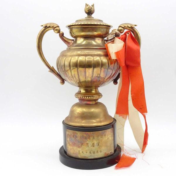 [タイプ] 昭和47年 1972年 第33回オークス 優駿牝馬 3着 カンツォーネ[重量] 約1202g　サイズ：高さ約27cm[状態] ※含有量は不明ですが、成分が金であることはX線検査にて確認できています。古いものですので、表面に傷や埃...