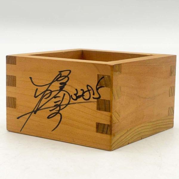 [タイプ] 競艇 ボートレーサー 艇王 植木通彦選手 直筆サイン入り 記念枡 3285　サイズ：縦約8.5×横約8.5×高さ約5cm[状態] 細かなキズや汚れがみられます。