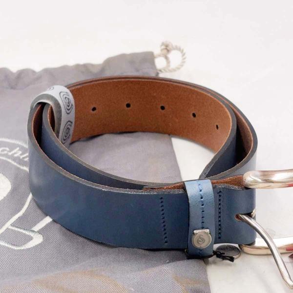 [ブランド] Otto Schumacher オットーシューマッハ[タイプ] 乗馬 レザーベルト 75[カラー] ブルー[サイズ] 全長約86.5cm×横幅約4cm[状態] 未使用品ですが収納袋に汚れが目立っており、ベルト本体にも汚れ(日焼...