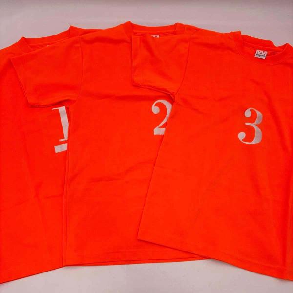 [タイプ] ジュニア(小学生)用  バレーボール Tシャツ 背番号1〜12番 ※チーム名入り[サイズ] ・150サイズ（背番号8，9，10，11，12）身幅約40cm×着丈約54cm・Mサイズ（背番号2）身幅約50cm×着丈約62.5cm・...
