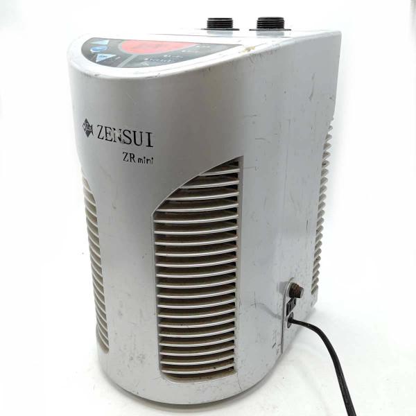 [ブランド] ゼンスイ[タイプ] ZR-mini 水槽用クーラー[状態] 全体的にキズや汚れが多数みられます。また、前面のカバーの爪が一部割れており、固定が弱くなっています。通電確認済み。