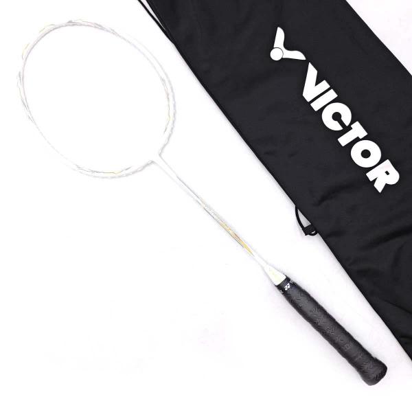 [ブランド] Victor ビクター[タイプ] THRUSTER F C LTD バドミントン ラケット スラスター タイツーイン[表記サイズ] 3UG5[元グリップ]あり[状態] フレーム内側に軽い汚れがあり、シャフト近くに塗装のひび割れ...