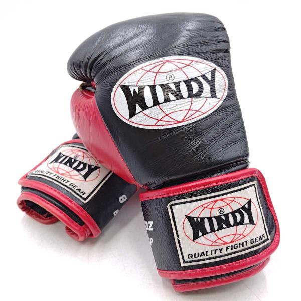 [ブランド] WINDY ウインディ[タイプ] ボクシンググローブ マジックテープ式 8OZ[型番] BGP[カラー] ブラック x レッド[状態] 使用感や汚れ、表面のひび割れや剥がれなどみられます。また、指の付け根辺りに内部の詰め物が部...