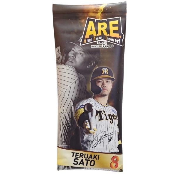 [タイプ] 阪神タイガース 佐藤輝明 #8 甲子園駅前広場 実使用タペストリー 2024年 直筆サイン入り 非売品[サイズ] 縦約119×横約48cm[状態] 汚れや傷みがあり、画像のように上部の端に少し破れがみられます。