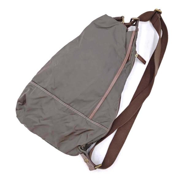 [ブランド] F.CLIO エフクリオ[タイプ] ナイロン ショルダー[カラー] カーキ　サイズ：縦約44.5×横約30cm[状態] 使用感や汚れ、金具のサビなどがみられます。また、内側は細かな茶色い汚れが多数みられます。