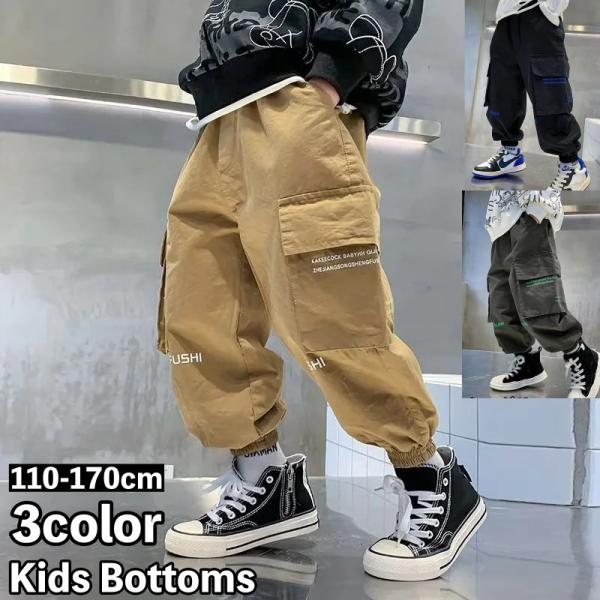 英字ロゴがお洒落な子供用ロングパンツです。シンプルなので着回しやすくて使い勝手抜群◎【サイズについて】画像をご参照ください。【素材について】92%ポリエステル8%ポリウレタン【カラーについて】生産ロットにより柄の出方や色の濃淡が異なる場合が...