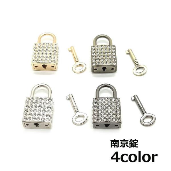 キラキラかわいいラインストーンのカギ式南京錠です。旅行バッグなどの盗難防止に◎【サイズについて】画像をご参照ください。【素材について】亜鉛合金【カラーについて】生産ロットにより柄の出方や色の濃淡が異なる場合がございます。お使いのモニターや撮...