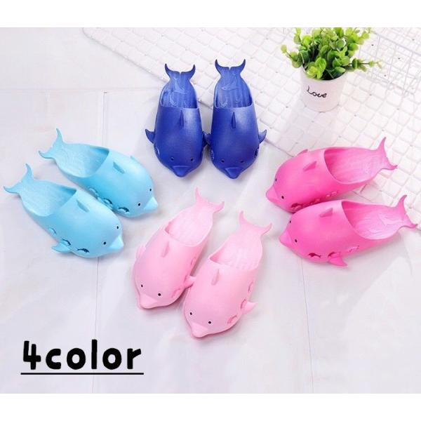 イルカモチーフのとてもキュートなバススリッパです。お風呂場やベランダ、海水浴などで大活躍！子供用サイズから大人用サイズまで揃えておりますので家族でお揃いにできます♪【素材について】PVC【カラーについて】生産ロットにより柄の出方や色の濃淡が...