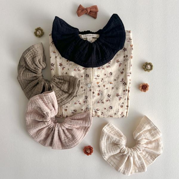 ボタンなしで付け外しがラクラク♪付け襟のようなフリルデザインがキュートなベビースタイ。裏表、前後がないので着用時にくるくる回ってしまっても気にならずノンストレス！【素材について】コットン100％【カラーについて】生産ロットにより柄の出方や色...