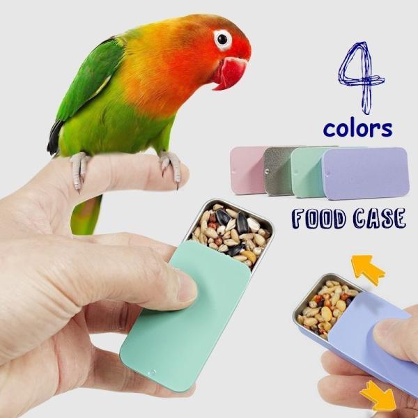 スライド式の鳥用フードケース。コンパクトで持ち運びにも便利◎犬猫用のトリーツボックスとしてもOK♪【サイズについて】画像をご参照ください。【素材について】合金【カラーについて】生産ロットにより柄の出方や色の濃淡が異なる場合がございます。お使...