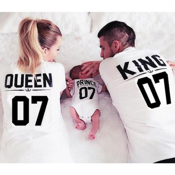 親子・カップルお揃いで着られる半袖Tシャツです。メンズ【KING】レディース【QUEEN】男の子【PRINCE】女の子【PRINCESS】の４デザインとなっております。大人サイズ〜ベビーサイズまで幅広い年代でお揃いコーデを楽しむことができま...