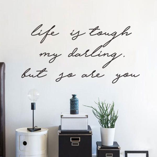 英字が描かれたシンプルなウォールステッカーです。【サイズについて】画像をご参照ください。【素材について】PVC【カラーについて】生産ロットにより柄の出方や色の濃淡が多少異なる場合がございます。お使いのモニターや撮影時の光の加減などにより画像...