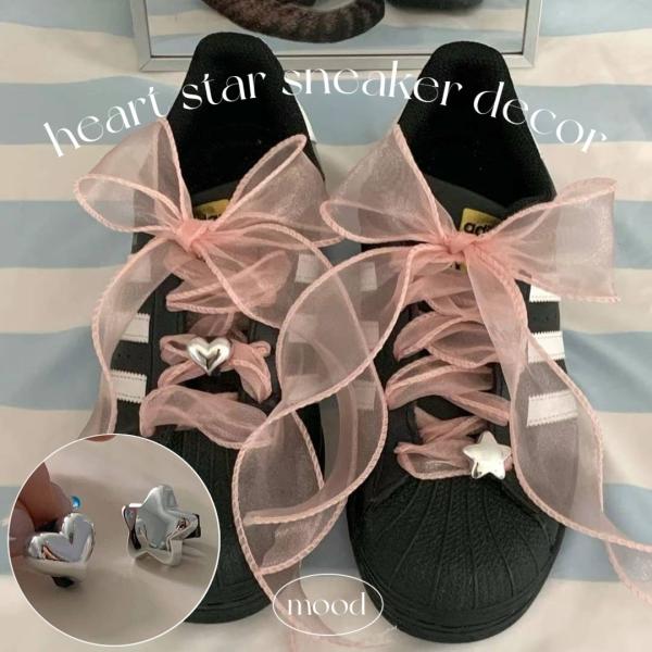 ハートとスターのデコパーツ。メタル調のパーツが足元を可愛く飾ります♪【原産国】韓国@plusnao_mood【サイズについて】直径2cm・測り方により誤差が生じる場合がございます。・同じサイズでも色やデザインによって大きさが異なる場合もござ...