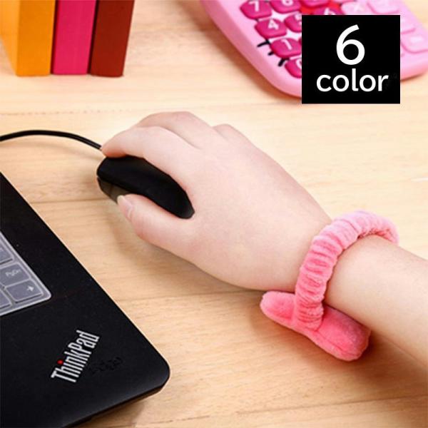 手首に付けられるリストレストです。マウスやキーボード操作の際の手首のサポートに。ヘアゴムとしても使える優れモノ♪【サイズについて】画像をご参照ください。【素材について】充填物：PP綿【カラーについて】生産ロットにより柄の出方や色の濃淡が異な...