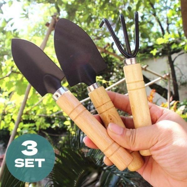 スコップ×２、熊手×１のガーデニングツール3点セットです。家庭菜園や花壇など土いじりに必須のアイテム♪ミニタイプで使いやすく、初心者の方にもおすすめです◎【サイズについて】画像をご参照ください。【素材について】木材、鉄【カラーについて】生産...