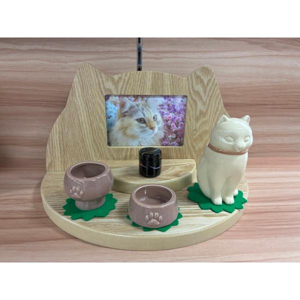 ・ペット仏壇仏具セット、骨壺/花立/仏器/茶器/背板付。・新品未使用品・ペット仏壇：木製・花立/茶器/仏器：陶器製・骨入れ：木製、黒塗、蒔絵入＊寸法（約寸、写真を参考になさってください）・仏壇：高さ 17.5ｃｍ × 巾 30ｃｍ × 奥行...
