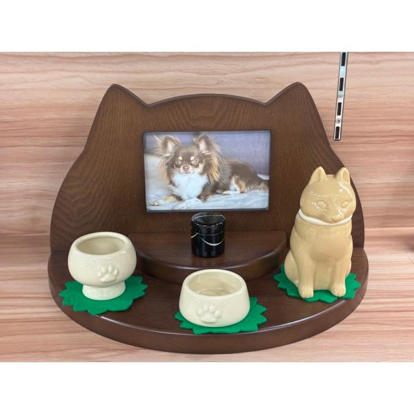 ・ペット仏壇仏具セット、ブラウン色/骨壺/花立/仏器/茶器/背板付。・新品未使用品・ペット仏壇：木製・花立/茶器/仏器：陶器製・骨入れ：木製、黒塗、蒔絵入＊寸法（約寸、写真を参考になさってください）・仏壇：高さ 17.5ｃｍ × 巾 30ｃ...