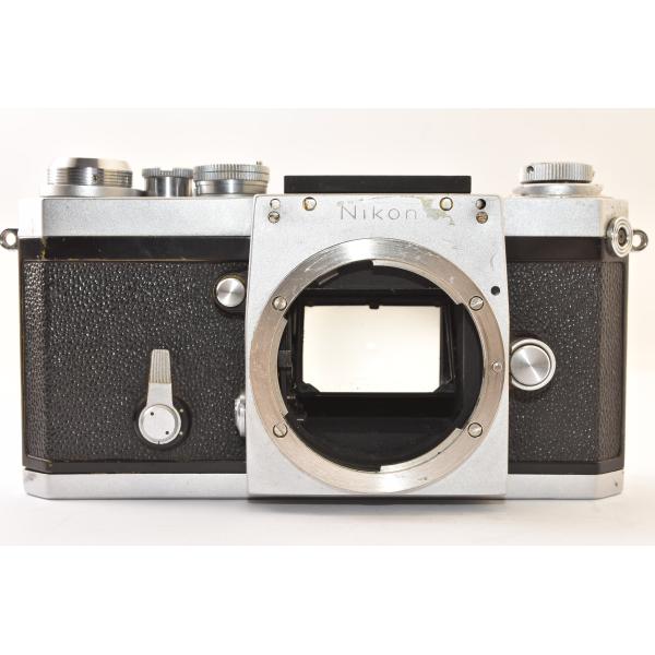 ※ファインダーは付いておりません。※ジャンク扱いの為、ノークレーム、ノーリターンにてお願い致します。部品取り、研究用に如何でしょうか。【外観】フロント銘板は外れて、無くなっています。上面の巻き上げレバーとクランク横に若干アタリが見受けられま...