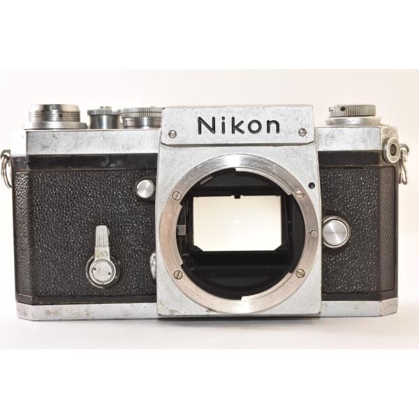 ※ジャンク扱いの為、ノークレーム、ノーリターンにてお願い致します。部品取り、研究用に如何でしょうか。※ファインダーは付いておりません。【外観】全体的に使用感やスレ、キズが見受けられます。ミラー室もモルトの劣化が見られます。フィルム室はキレイ...