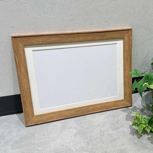 B4サイズ対応のマット付きのお手頃価格のフレームです。額縁サイズはA3サイズですので、A3サイズの作品ならマットを使用せずにそのままお使いいただけます。額縁の内寸　29.7cm×42cmマットの内寸　24.7cm×35.4cm表面ダストカバ...