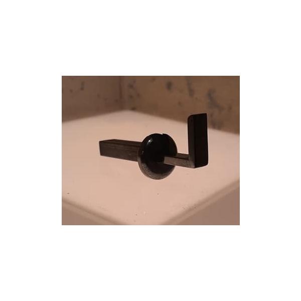 京都の職人手作りの無双折釘です打ち込み式　真鍮素材　いぶし鍍金仕上げ和室や和風飲食店等、和空間でのご利用をお薦めします。職人さんが引退されたので本タイプの無双釘は在庫限りとなります。無双釘　無双折れ釘