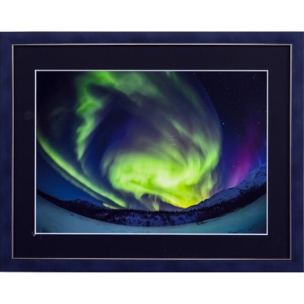 サイズ（プリモアート）：Ａ４　横サイズ（額装含む）：縦43.0cm×横54.5cmマット色：黒額色：青額主要素材：樹脂　出典：星月夜への招待撮影場所：アラスカ、ワイズマン★お支払完了より、約１ヶ月後の出荷となりますオーロラは太陽の息吹と地球...