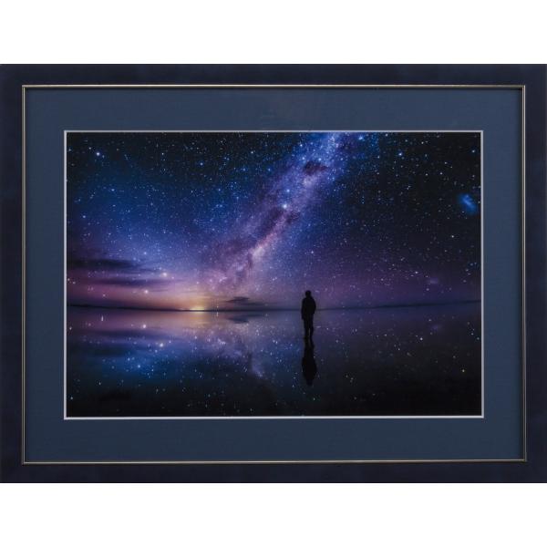 サイズ（プリモアート）：Ａ４　横サイズ（額装含む）：縦43.0cm×横54.5cmマット色：青額色：青額主要素材：樹脂出典：天空讃歌撮影場所：ボリビア、ウユニ塩湖★お支払完了より、約１ヶ月後の出荷となります。満天の星を映す天空の鏡。地球の裏...