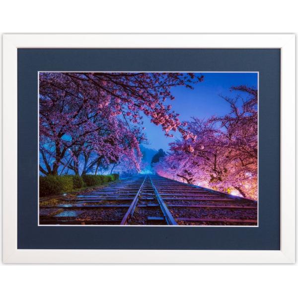 サイズ（プリモアート）：Ａ４　横サイズ（額装含む）：縦43.5cm×横50.5cmマット色：青額色：白額主要素材：アルミ出典：悠久の宙撮影場所：京都府★お支払完了より、約１ヶ月後の出荷となりますこの先には、昔見たあの夢の続きがあるかしら。・...