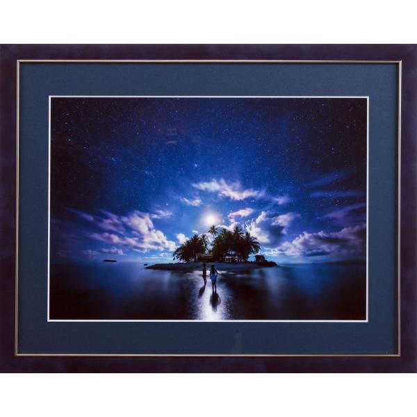サイズ（プリモアート）：Ａ４　横サイズ（額装含む）：縦43.0cm×横54.5cmマット色：青額色：青額主要素材：樹脂出典：星と海の楽園撮影場所：チューク諸島・ジープ島★お支払完了より、約１ヶ月後の出荷となります今夜、月が秘かにつくった楽園...