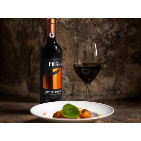 ベルベットのような柔らかさ。エレガンスやフレッシュさのある優しい飲み口。Piegaia Chianti Classico DOCG ピエガイア・キアンティ・クラッシコ・DOCG生産者：Conti Capponi Villa Calcinai...