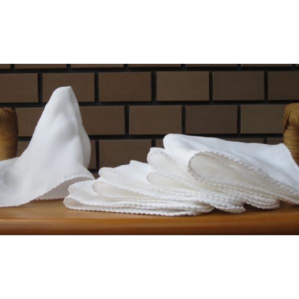 4枚あわせガーゼハンカチはボリュームいっぱいで大変重宝します。無蛍光晒なので、赤ちゃんやお肌の敏感な方に超おススメ！！ベビーの沐浴時に身体をやわらかく包み込んで洗えます♪綿100％　日本製サイズ　約28cmｘ28