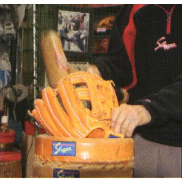 ●革を柔らかくしてから必要な箇所だけ伸ばし、型を付けます。　短時間で手に馴染み、ポケットが出来ているため、すぐに使えます。※キャッチャーミットはグラブほど柔らかくすることはできません。※こちらは加工商品となりますので、返品・交換はできません...