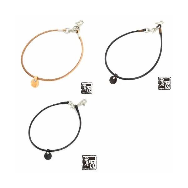 黒羽定番の牛丸ロープです。ブランドのロゴが打刻されたタグがアクセントになっております。＊アイテムにより入荷待ち納期が異なります。お気軽にお問い合わせくださいませ。約50cm素材:牛革カラー展開:ブラック / ダークブラウン / ナチュラル注...