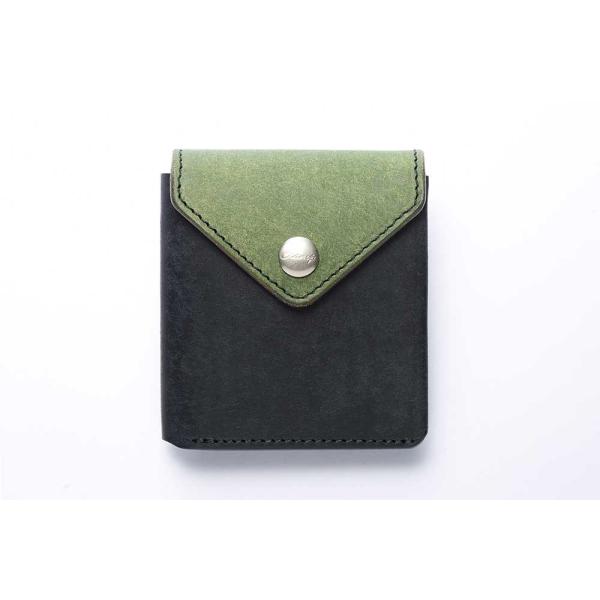 キ?ャルソンコインホ?ケットを備えたスリムな 2 つ折りウォレット。◆プエブロレザーイタリアのトスカーナ州にある世界的に有名なタンナー【バダラッシ・カルロ社】 により、バケッタ製法で作られます。 伝統のバケッタ製法は、一切化学薬品を使用する...