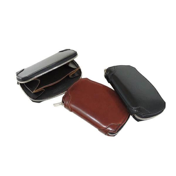 革キチとMANIFOLDのコラボレーション企画。馬の臀部にしか存在しない緻密な繊維層を裏側から削り出し、熟成と乾燥など長い時間をかけ、特別なオイルで仕上げたコードバンと、リアルな経年変化をお楽しみいただける馬ヌメを使用した、革キチ限定モデル...