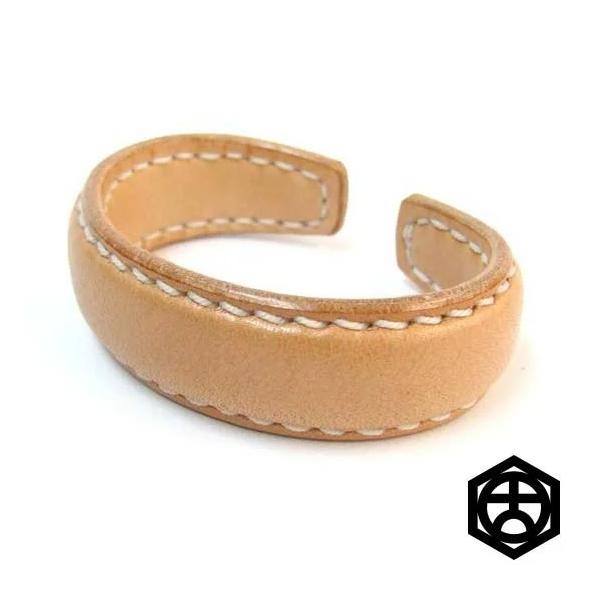 フィット感抜群の経年変化をお楽しみいただけるレザーバングルです。男女問わず人気のアイテムです＊入荷待ちの場合は納期約半年〜１年フリーサイズ素材:国産サドルレザーカラー展開:ナチュラル/ブラック注意:お使いのモニターにより発色の見え方が異なる...