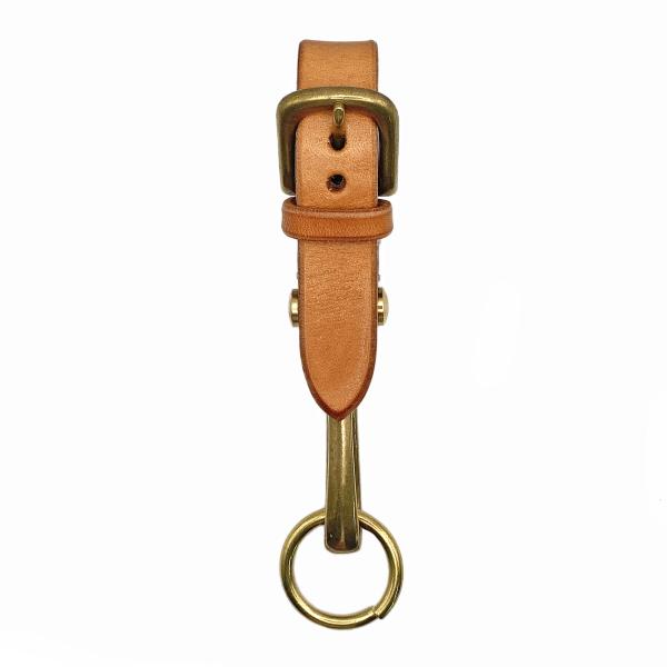 厚手で上質な国産サドルレザーと重厚感あふれる真鍮素材の金具を使用して製作されたキーホルダーです。使い込むほどに革と真鍮のリアルな経年変化をお楽しみいただけます。＊入荷待ちの場合は納期約半年〜１年キーリング含む全長 : 約16cm、レザー部分...