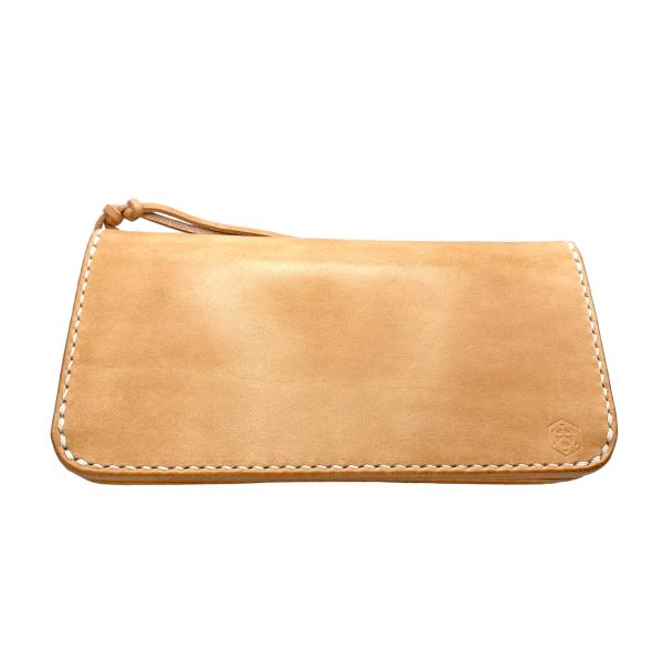 ロングウォレットの基本形に容量十分なカードポケットや札入れ部にササマチを装備し現代のニーズにあった仕様にアレンジされたブランドを代表するアイテムです。国産の上質ななサドルレザー厳選し、職人による手裁ち、手縫い、手仕上げによって製作される完全...