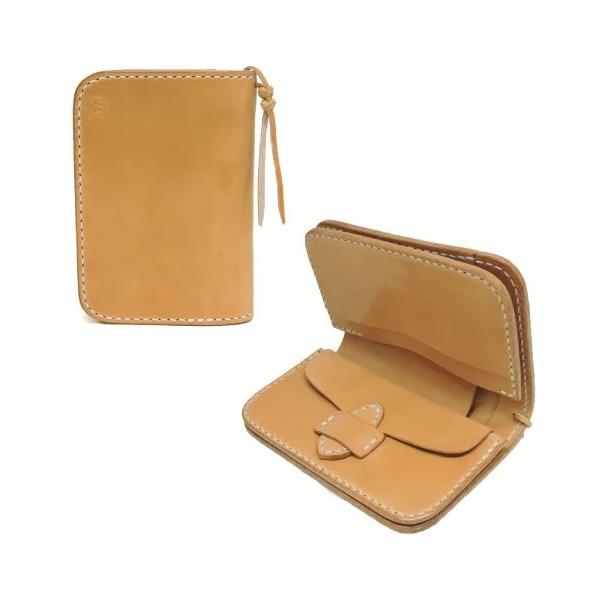 一般的なミドルウォレットに比べややコンパクトなモデルですが数枚をまとめて収納可能なカードスロット、深さのある札入れ、大容量のコインポケットを装備した見た目以上の機能性が魅力です。国産の上質ななサドルレザー厳選し、職人による手裁ち、手縫い、手...