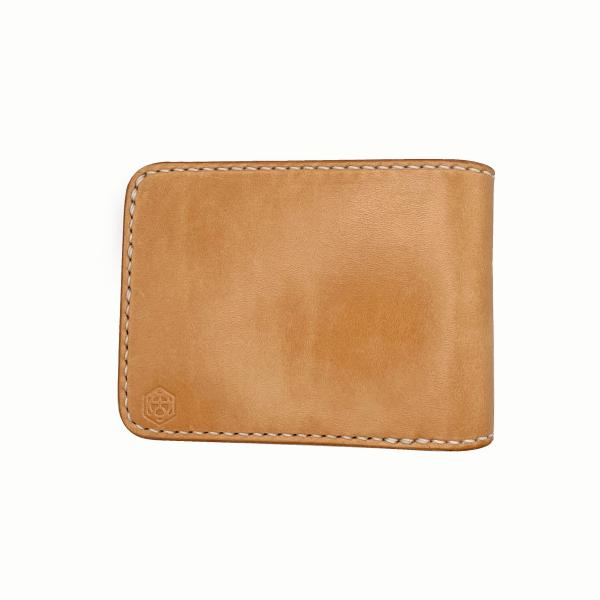 コインポケットを排除しよりスマートに仕上げられたショートウォレットです。同ブランドのコインケースとセットで使用なさってはいかがでしょうか？国産の上質ななサドルレザー厳選し、職人による手裁ち、手縫い、手仕上げによって製作される完全ハンドメイド...